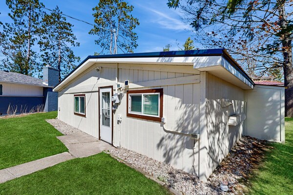 Cozy Lakeview Cottage With Easy Access To Mullett Lake W/ W/d & Wifi - Indian River, MI