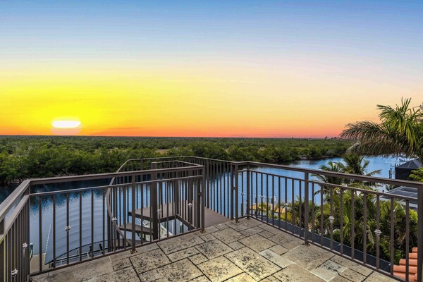 Luxury Oasis W/ Heated Pool, Theater Room & Dock, Plus , Huge Spa! - Cape Coral, FL