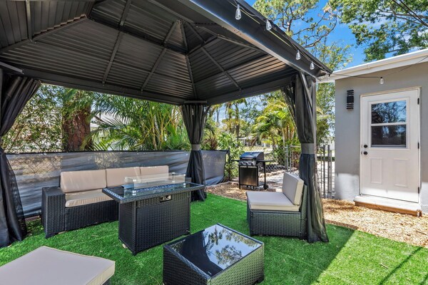 Hidden Gem In St. Pete! Modern 4br Oasis Awaits - St. Petersburg, FL