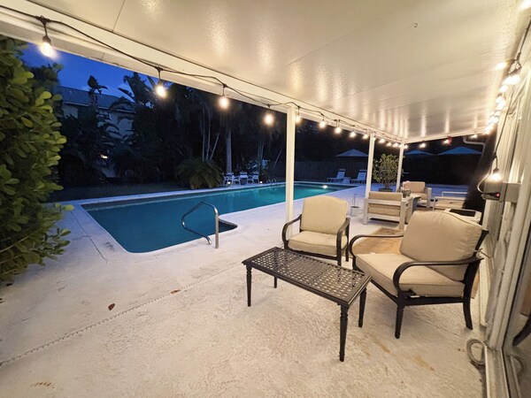 Beautiful 2 Bedroom Poolside Beach House. Beaches And Shopping Mall 5 Mins Away. - Juno Beach, FL