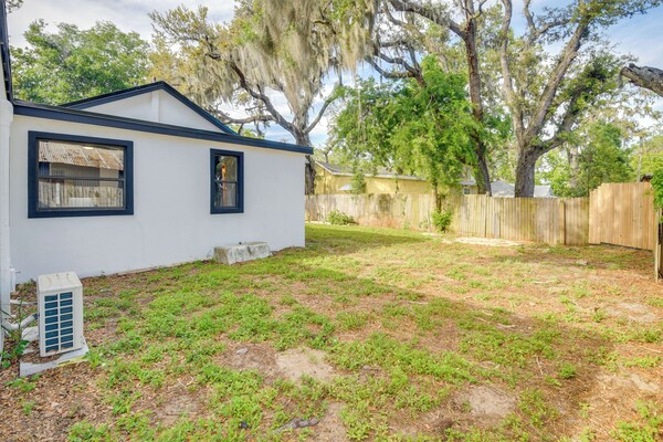 Stroll To Shore: Retreat W/ Yard In Daytona Beach - Ormond Beach, FL