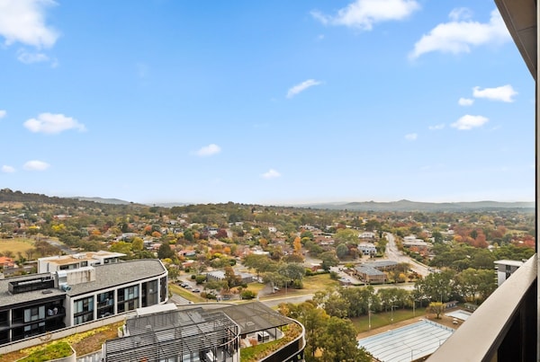 Stylish 1-bed With Pool, Cinema & Sunset Views - Canberra