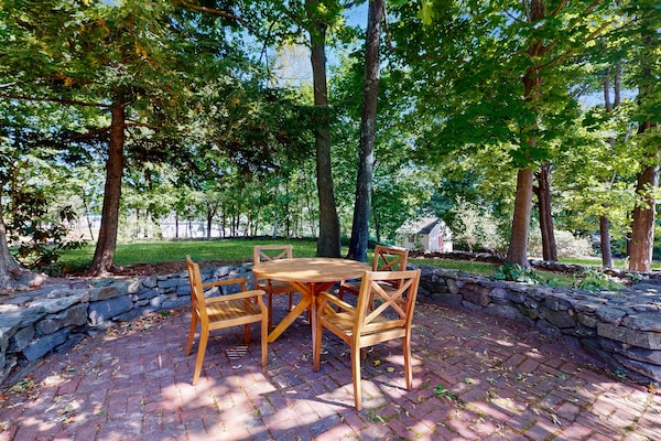 Elegant Riverside Retreat With Breathtaking Views And Modern Comforts - Swan Island, Richmond