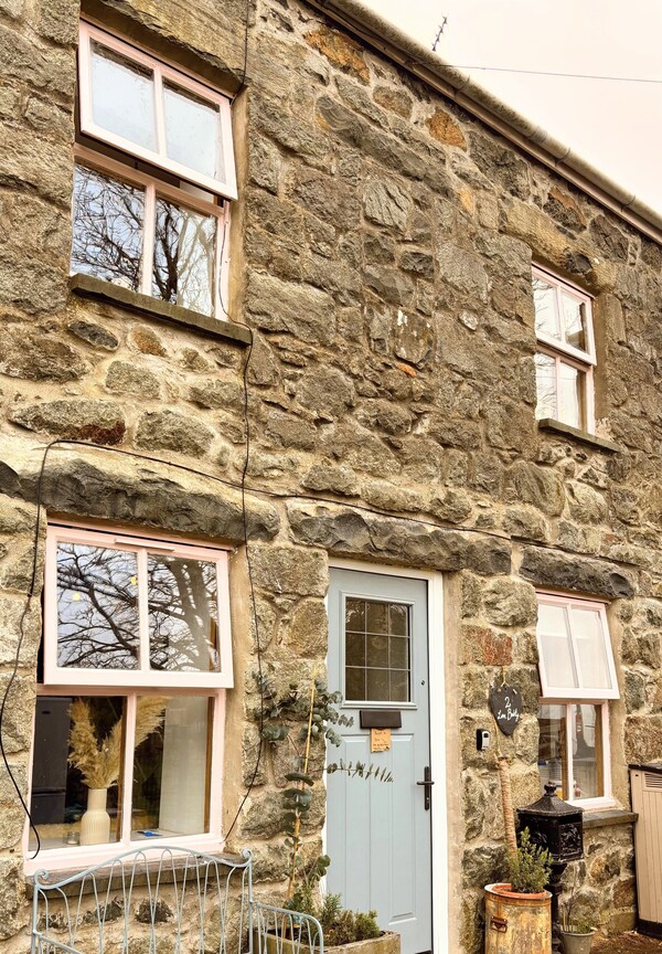 Charming Stone Cottage Getaway Fireplace A Short Stroll From Centre Of Dolgellau - Dolgellau