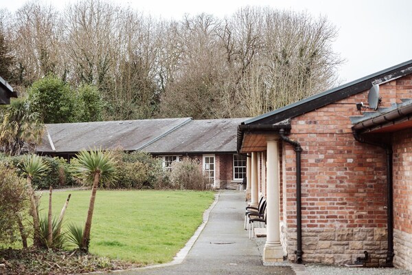 Countryside Cottage In Dorrington, No Deposit - North Wales