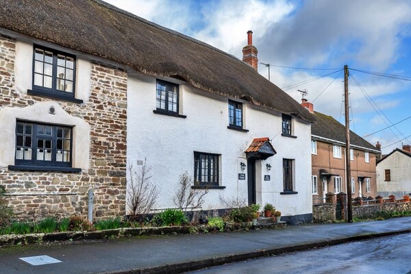 Nestled Under A Charming Thatched Roof - Barnstaple