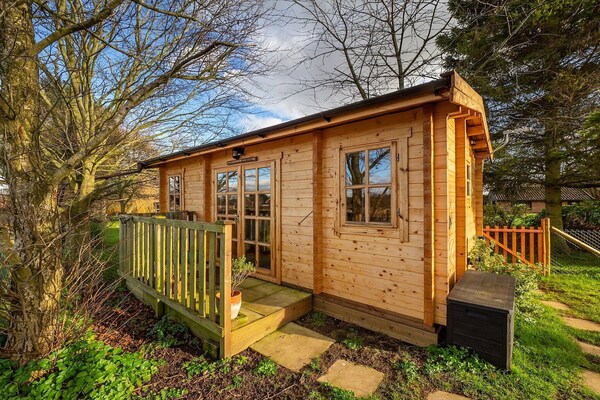 Pet-friendly Chalet In Surlingham, No Deposit - Suffolk