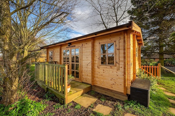 Pet-friendly Chalet In Surlingham, No Deposit - Suffolk
