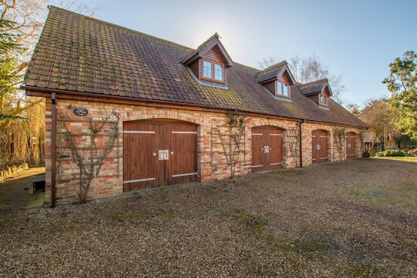 Cottage On Private Island In Cambridgeshire - Cambridgeshire