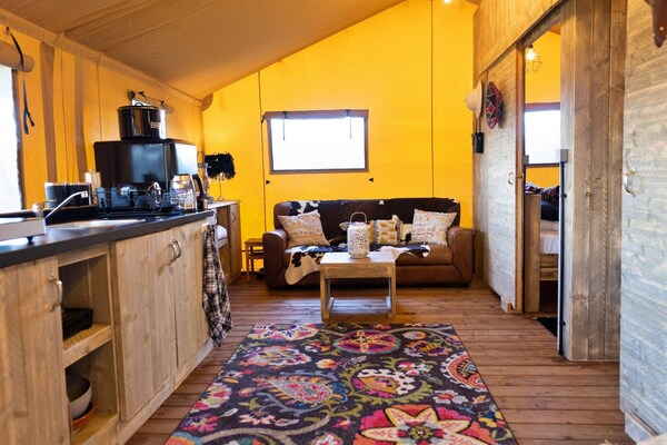Safari Lodge In Wiltshire With Hot Tub - Wiltshire