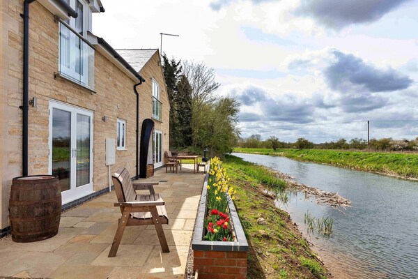 Pet-friendly Cottage In Countryside, No Deposit - Bourne