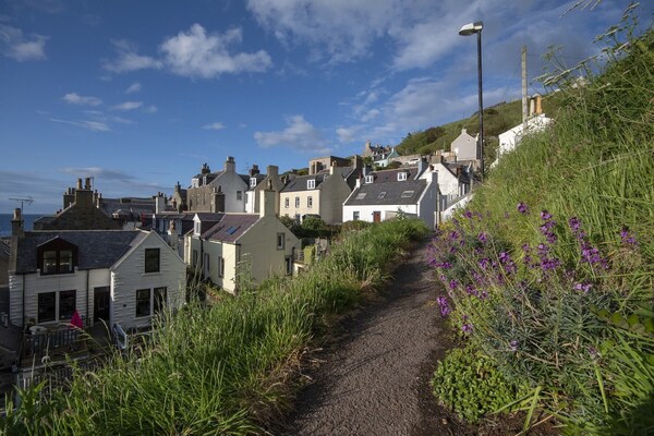 Delightful Seaside Retreat In Gardenstown, No Deposit - Aberdeenshire