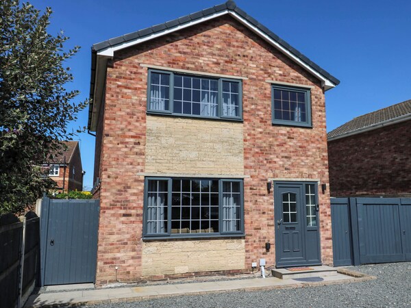 Camellia House, Pet Friendly, With A Garden In Carlton, Goole - Selby