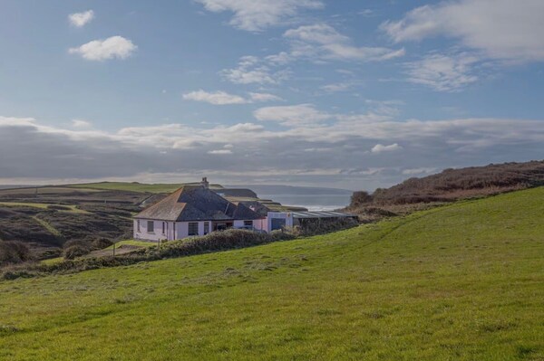 Family Holiday Home A Short Walk From Sandy Surfing Beach In North Cornwall - Bude