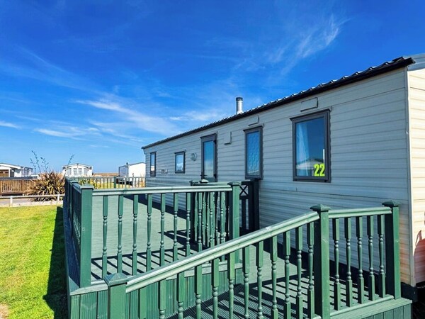 Beachside Caravan Retreat In Lowestoft  Sleeps 6 - Lowestoft