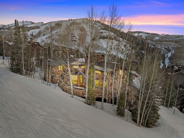 Ski-in Ski-out Deer Valley Luxury Chalet, Hot Tub, Views, Fireplaces, Luxe Mountain Style - Deer Valley, UT