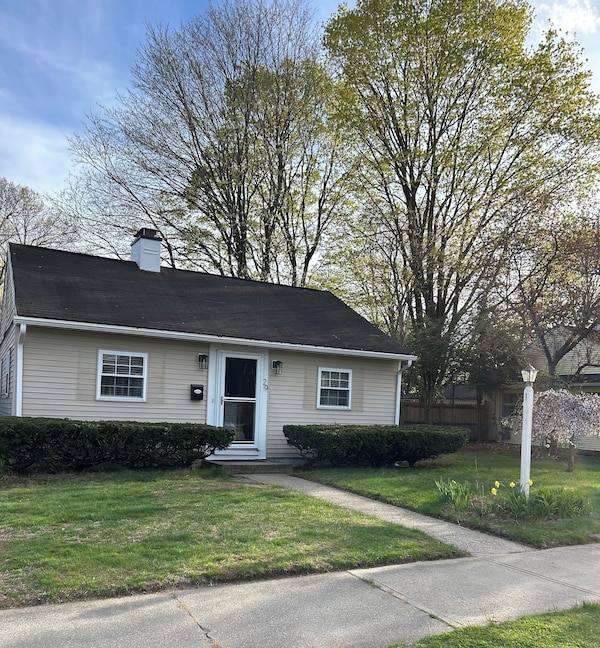 Charming 2-bedroom Cottage In Fantastic Longmeadow With Ac, Wifi & Fenced Yard - Connecticut
