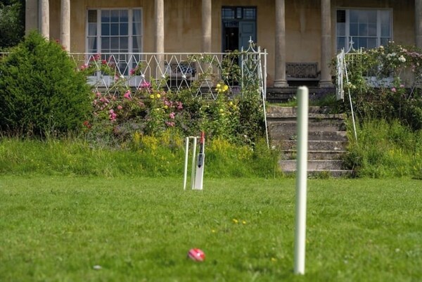 Henge Estate: 9-10 En-suite Bedrooms; Stonehenge - Wiltshire