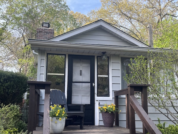 Charming 1 Bedroom Stony Brook Cottage -Walking Distance To Village & University - Stony Brook, NY