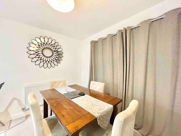 Hazel House Enjoy A Peaceful Home With Parking - Swindon