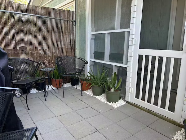 Charming 2-bedroom Cottage Between Downtown And Folly Beach - Charleston, SC