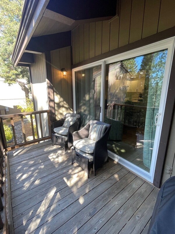 Lovely 2-bedroom Condo Minutes From Tahoe City's Slopes And Beaches - Tahoe City, CA