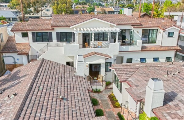 Beautiful Oceanfront Cottage, Perfect Location! - Irvine, CA