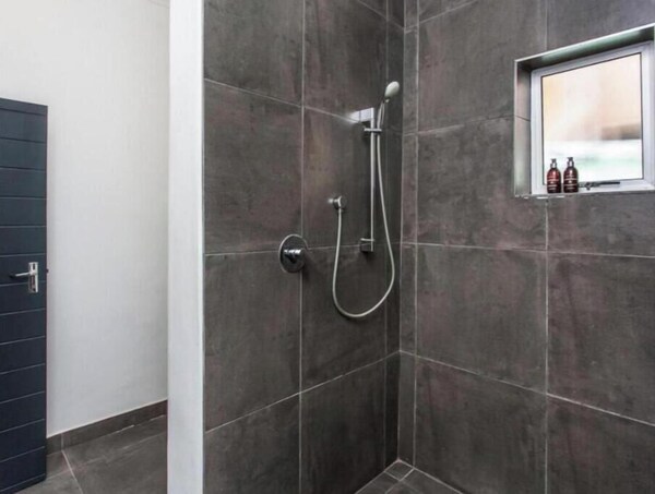 Deluxe Apartment - Somerset West