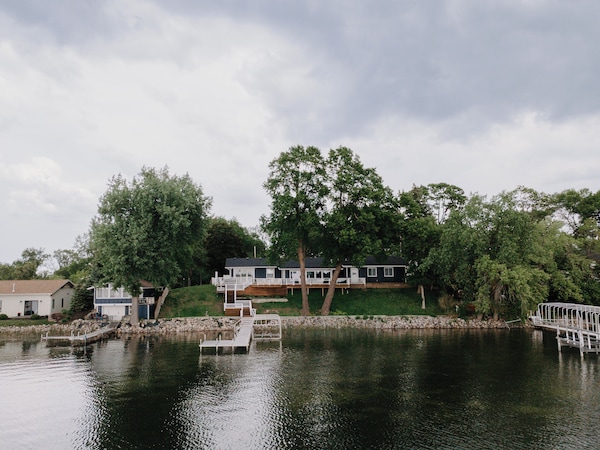 Alex Landing: Waterfront Getaway On Chain Of Lakes - Best Location & Views! - Alexandria, MN