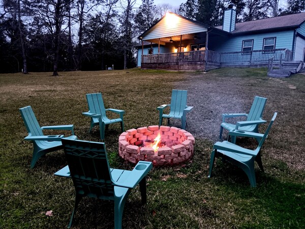Sassy Bass Bungalow  In Rayburn Country Minutes From Sam Rayburn Boat Parking - Jasper, TX