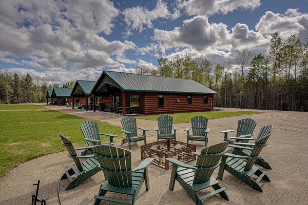 Modern Dog-friendly Cabin With Hot Tub, Gas Fireplace, Patio, Grill, & Washer/dr - Eagle River, WI