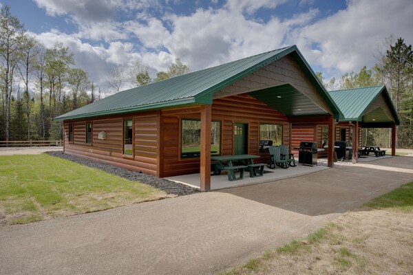 Contemporary Dog-friendly Cabins With Hot Tub, Fireplaces, Patios, & Game Room - Eagle River, WI