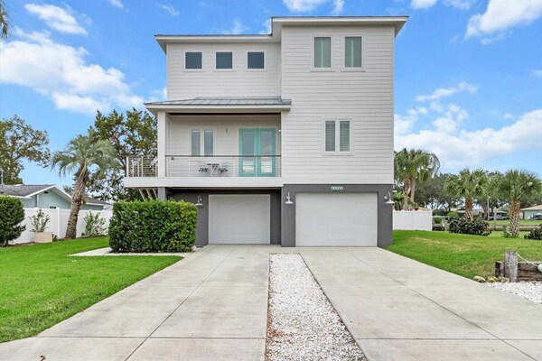Coastal Manatee Escape - Lovely 4-br Home On A Canal In Peaceful Crystal River - Crystal River, FL