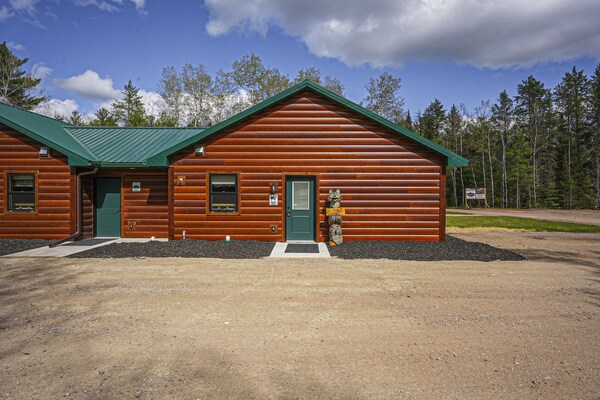Modern Dog-friendly Cabin With Hot Tub, Gas Fireplace, Patio, Grill, & Washer/dr - Wisconsin