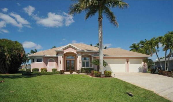 Stunning Spacious 4 Bedroom Canal Waterviews - Cape Coral, FL