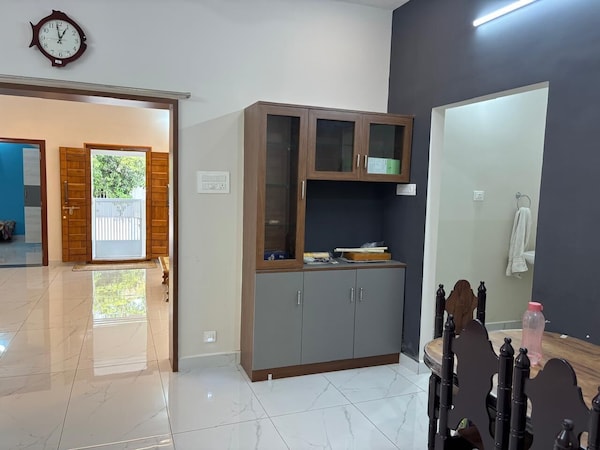 3-bedroom House With Large Hall, Dinning,kitchen In Tiruchirappalli With Ac,wifi - Tiruchirappalli