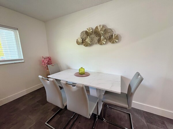 Stylish 1-bed Apartment, In East Delray Beach, Pets, Parking, Free Laundry - Delray Beach, FL