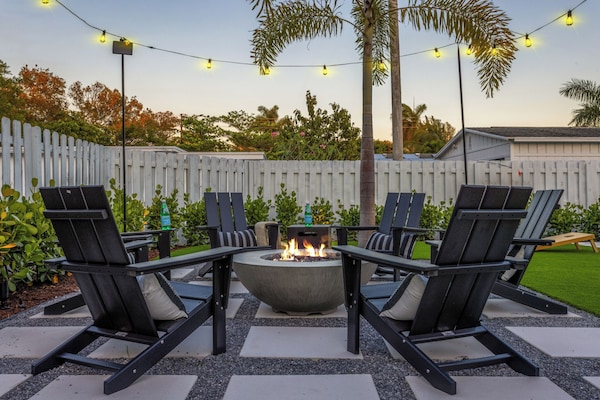 Dos Palmas Luxury Pool, Hot Tub, Putting Green, Fire Pit - Riviera Beach, FL