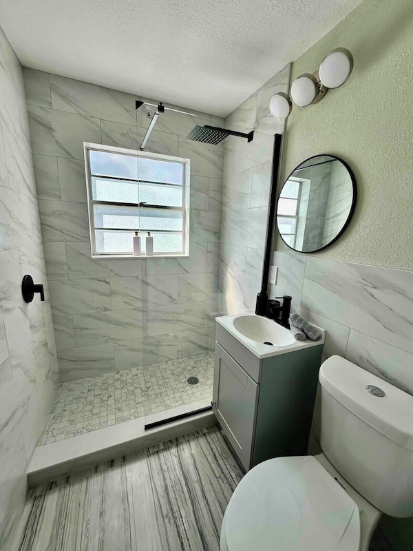 Historic District Retreat - Newly Renovated 2br - Longboat Key, FL