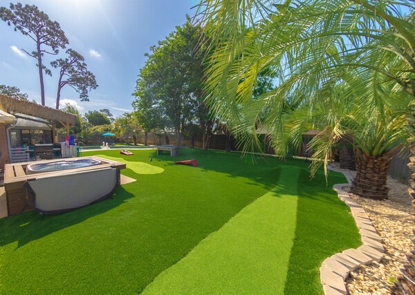 Tropical Feel ->Mini Golf, Tiki Bar, Hot Tub, Arcade, Heated Pool - Panama City, FL