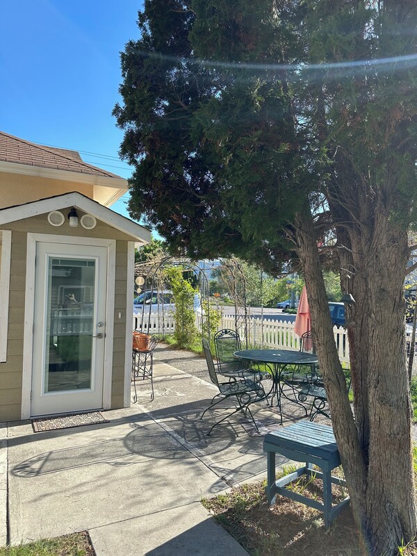 Wade Into Your Next Adventure!  Easy Access To Kvr, Beaches And Wineries - Penticton