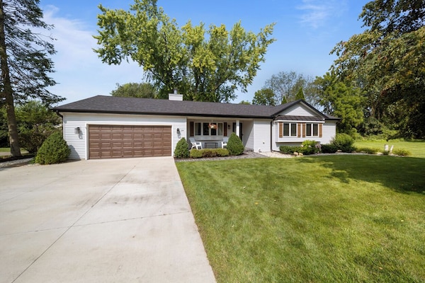 Albatross |Grill |Spacious Yard | Playground |Modern - Lake Geneva, WI