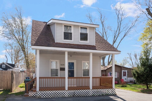 Oakland Beach Cottage Near Iggy's, Buttonwoods, Marina, Fishing & Airport - Warwick, RI