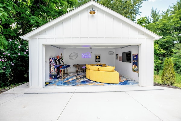 Walk To Nd Stadium 1 Mile, Close To Downtown, Game Room W/ Arcades- Golden Tee - Splash Pad, South Bend