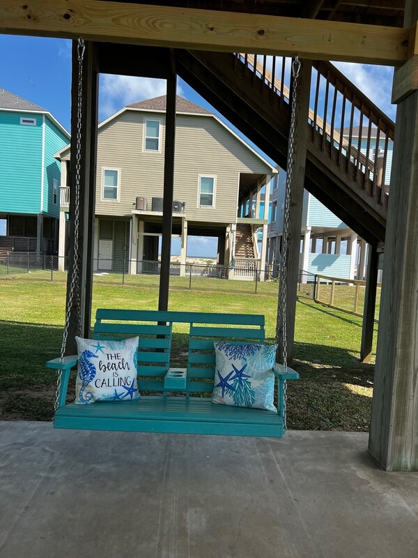 Relaxation Awaits! Pet-friendly, Fenced Yard, And Steps From The Beach! - Crystal Beach