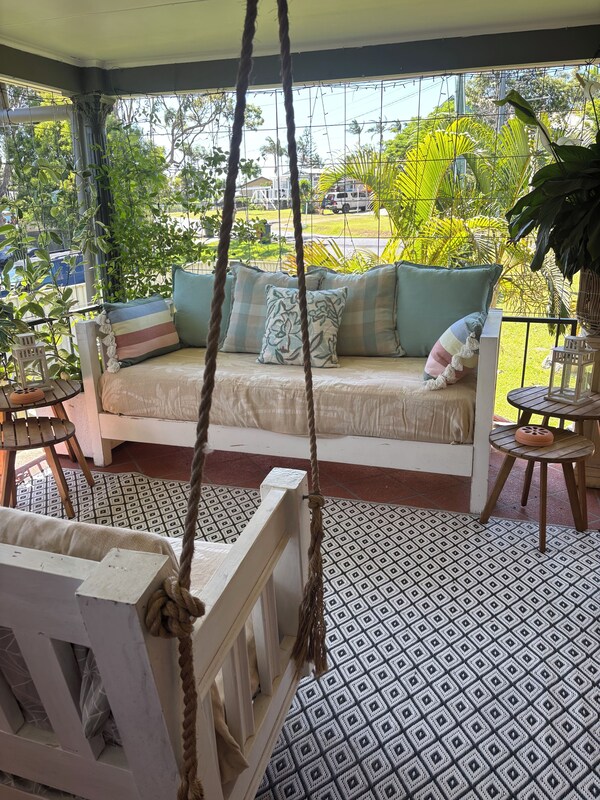 Minutes Walk To Stunning Mullaway Beach. Huge House With Swinging Veranda Chair. - Emerald Beach