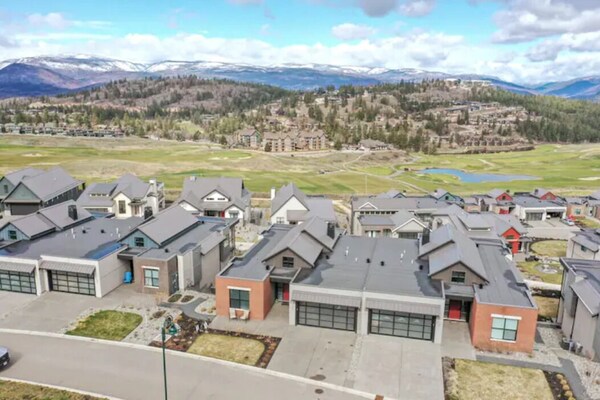 Family Sized Modern Farmhouse Luxury W/ Golf Course Views. Pet-friendly! - Vernon