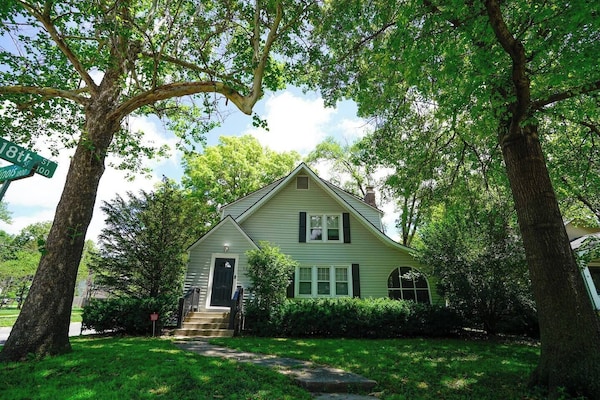 The 1800 (4bdrm/3.5bath) - Lawrence, KS
