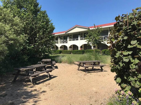 Charming Escape W/onsite Dining  Mins Away From City Center & Stunning Beach - Burgh-Haamstede