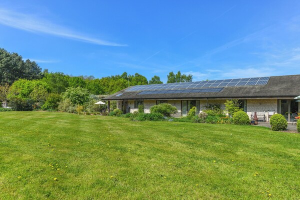 Eco 2-bed Bungalow With Biodiverse Garden & Solar - Nottinghamshire